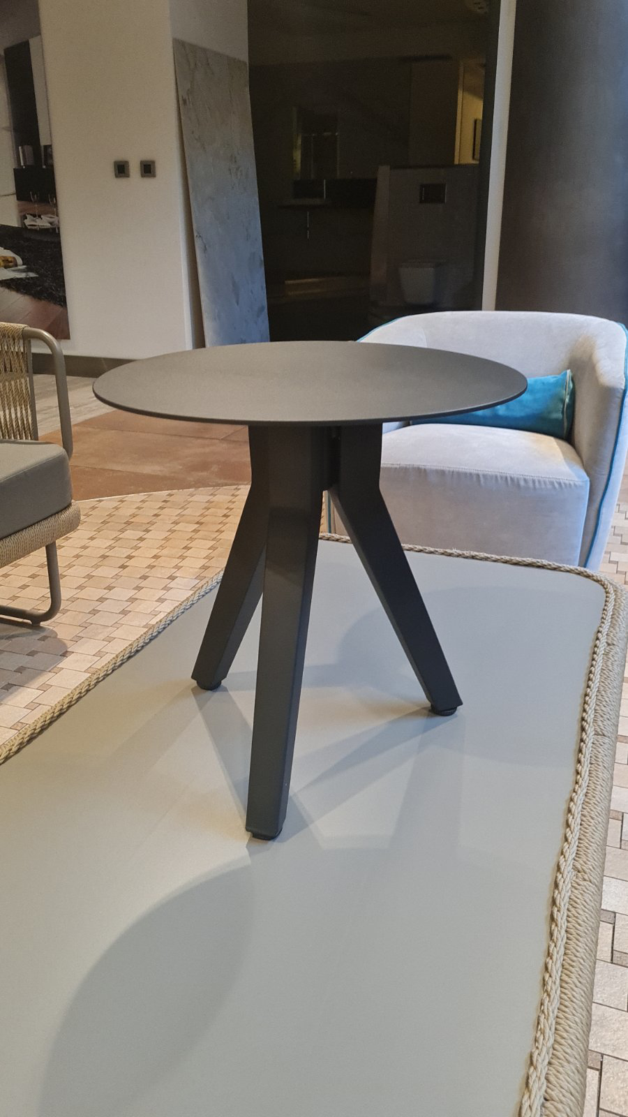 Porcelanosa Beograd. BITTI KLUB STO fi 45X h45 CM