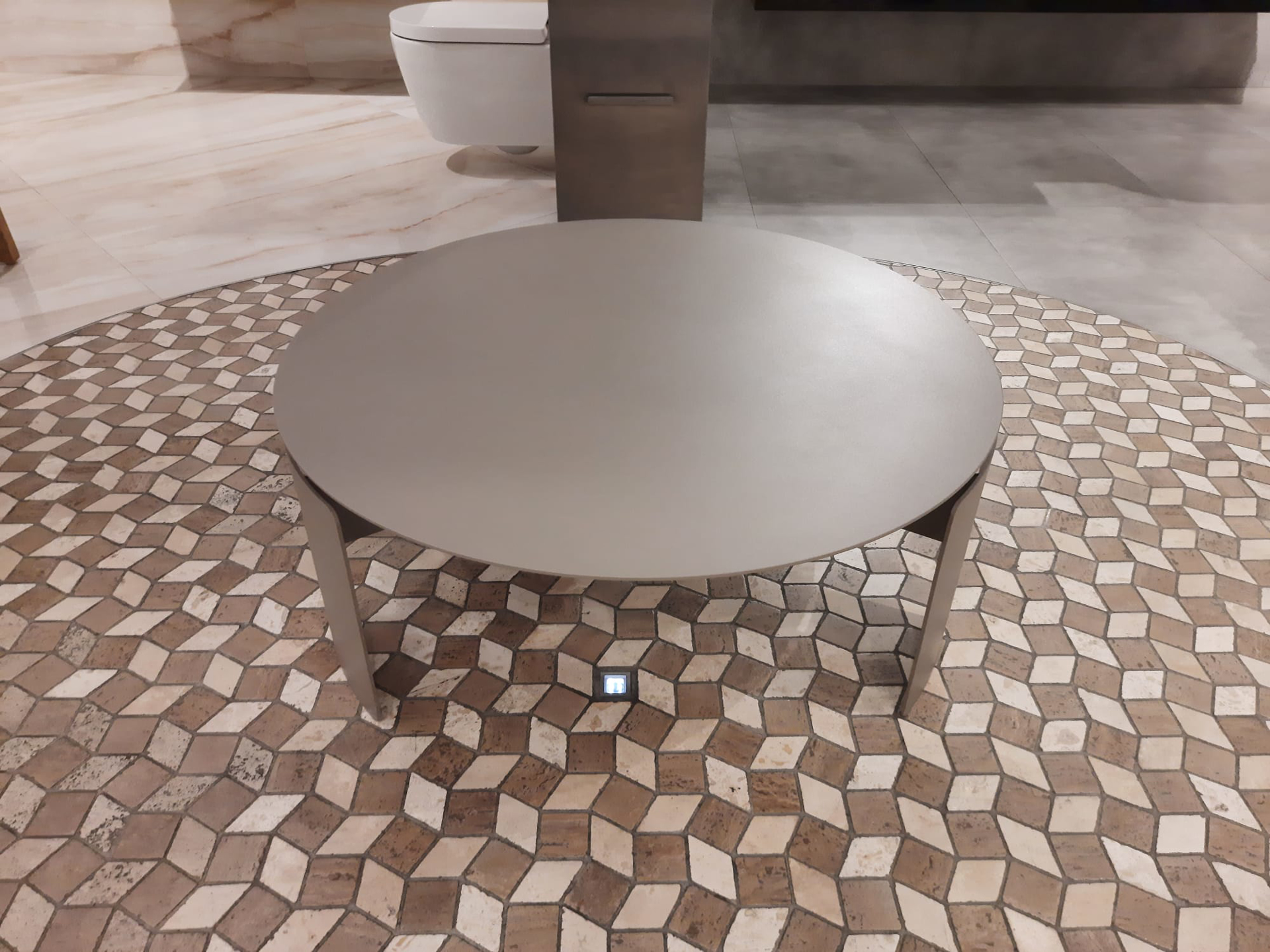 Porcelanosa Beograd. MOON STO NISKI Ø 90 H37 WT10229