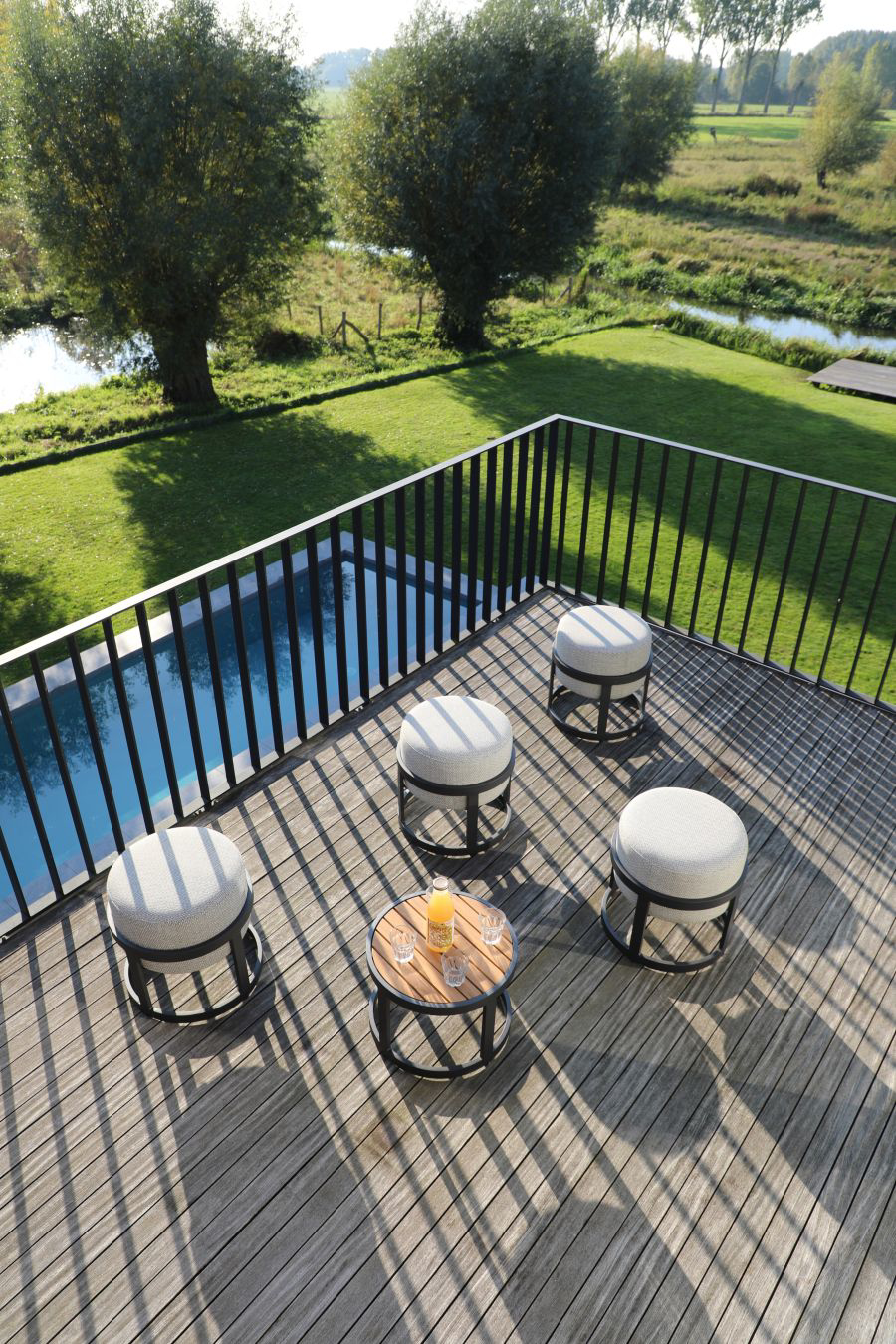 Porcelanosa Beograd. TOTEM SET OD 5 TABUREA